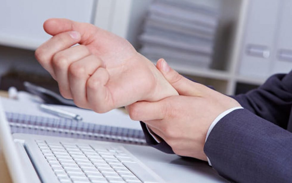 Avoid Pain At Work With These 8 Simple Changes To Your Work Station ...