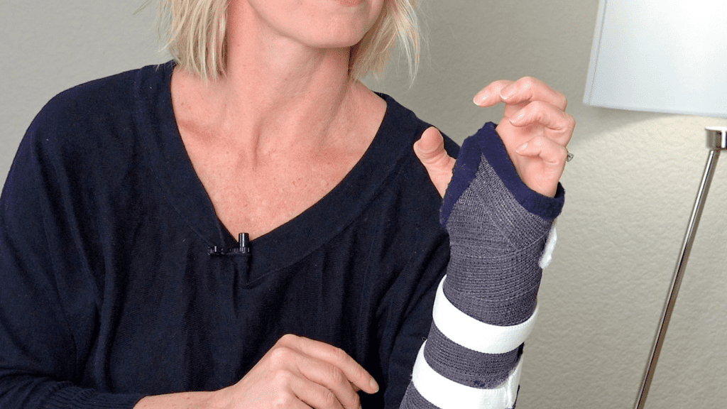 Wiggling fingers in a cast - Virtual Hand Care